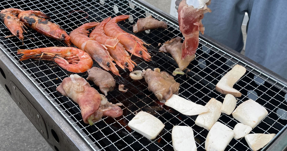 東京・立川にビーチが出現？！BBQも楽しめちゃうSNS映えする砂浜に潜入してみた | 六本木のシステム開発会社のブログ